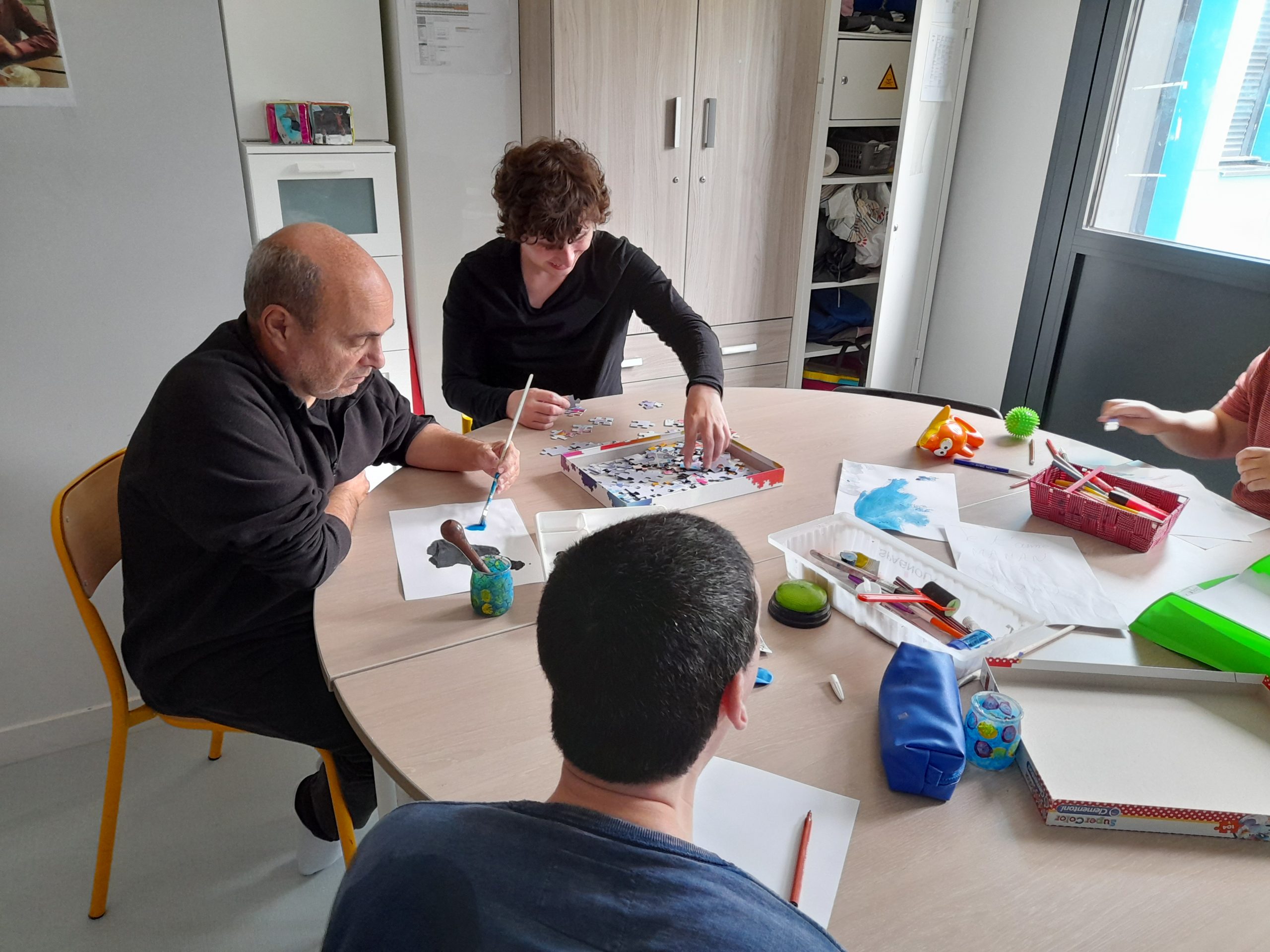 Activités peinture.coloriage.puzzle sur Gone – MAS autisme Michel Chapuis