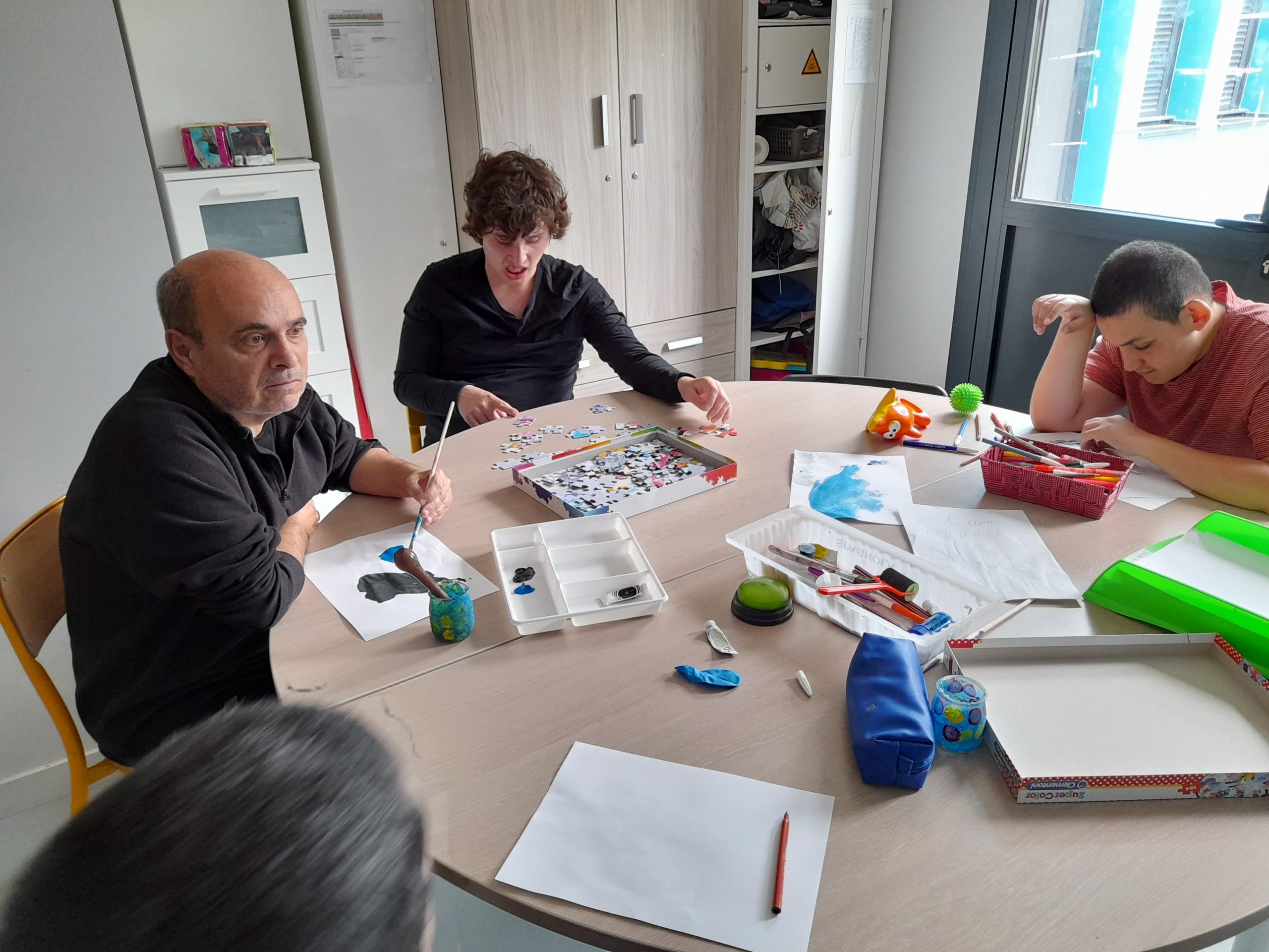 Activités peinture.coloriage.puzzle sur Gone – MAS autisme Michel Chapuis